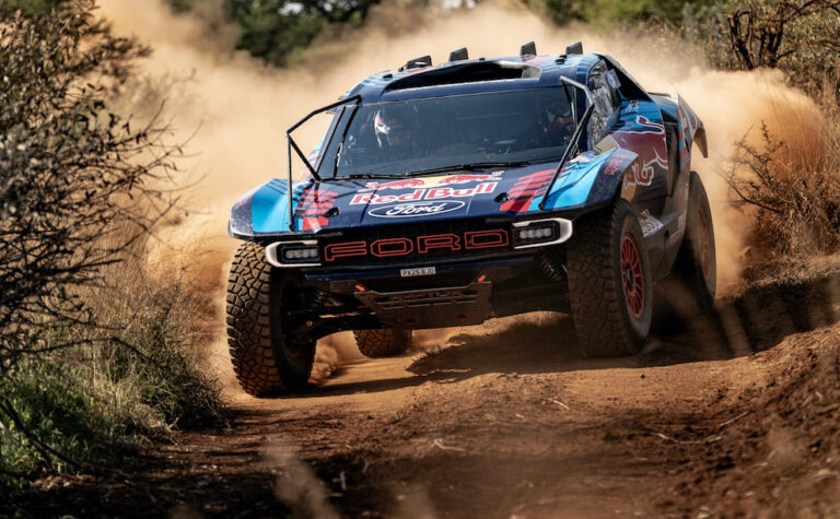 Dupla espanhola vai encher de lama o Ford Raptor T1+: Carlos Sainz e ...